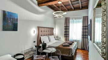 Quarto triplo, vista para a cidade | Frigobar, cofres nos quartos, escrivaninha, cortinas blackout