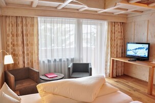 Quarto casal conforto | Roupas de cama antialérgicas, edredons de pluma, cofres nos quartos