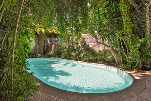 Piscina externa sazonal, funciona das 8h às 19h, espreguiçadeiras