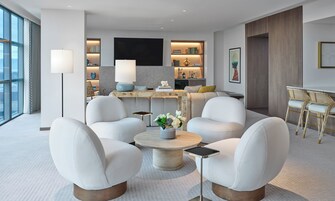 Suíte presidencial, 1 cama King | Área de estar | TV de plasma 42 polegadas com canais digitais, TV, DVD player