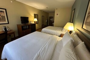 Escrivaninha, ferros/tábuas de passar roupa, berços grátis