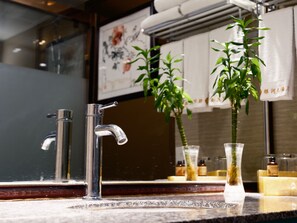 Quarto Triplo Familiar | Casa de banho | Uma combinação polibã/banheira, uma banheira de imersão total 