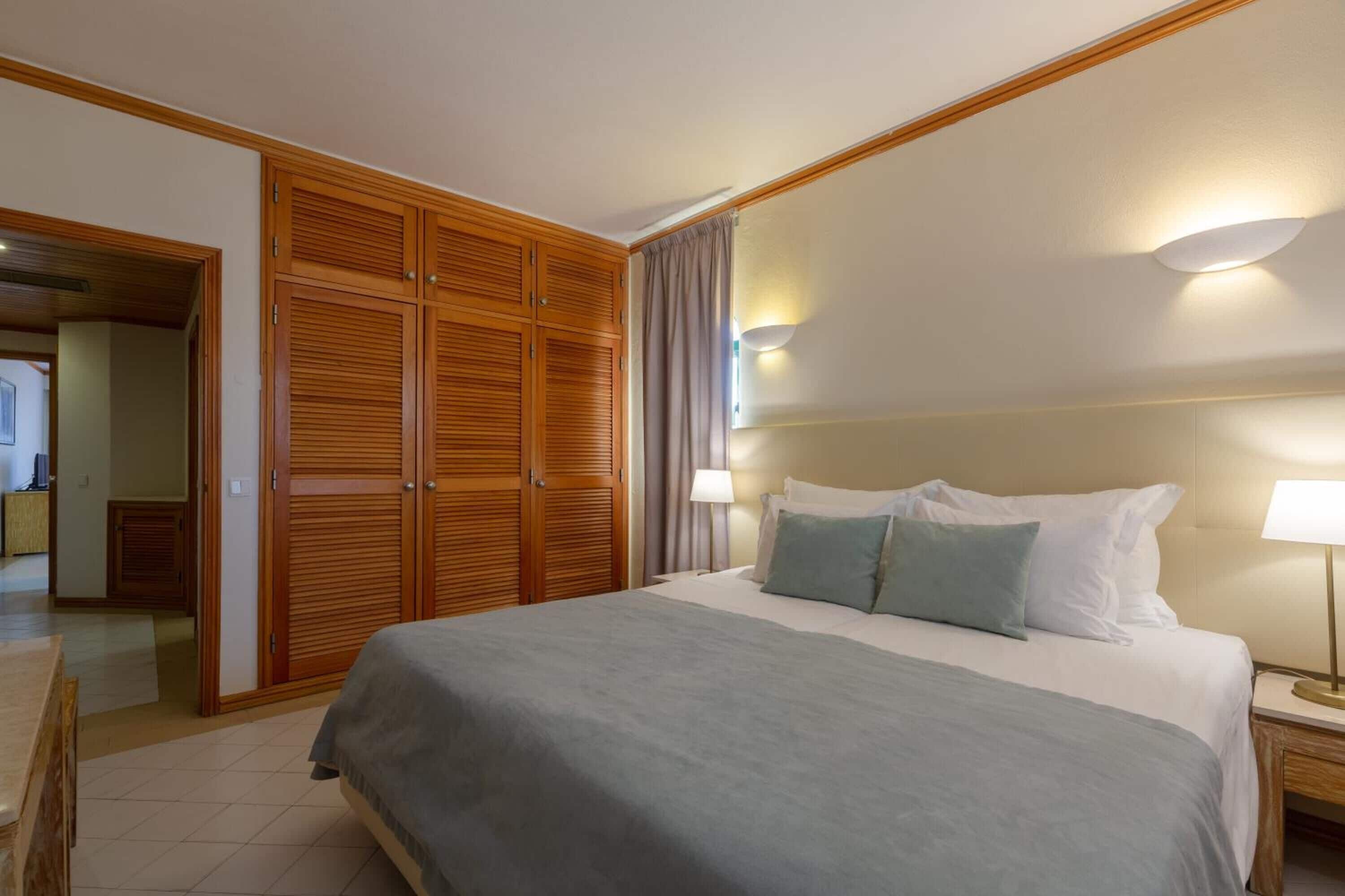 Apartamento, 1 quarto | Cofres nos quartos, escrivaninha, cortinas blackout
