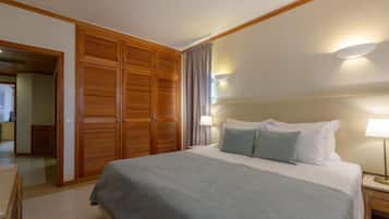 Apartamento, 1 quarto | Cofres nos quartos, escrivaninha, cortinas blackout