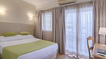 Apartamento, 2 quartos | Cofre no quarto, secretária, cortinas/cortinados opacos
