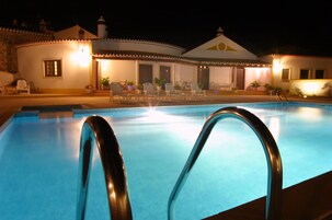 Piscina externa, guarda-sóis, espreguiçadeiras