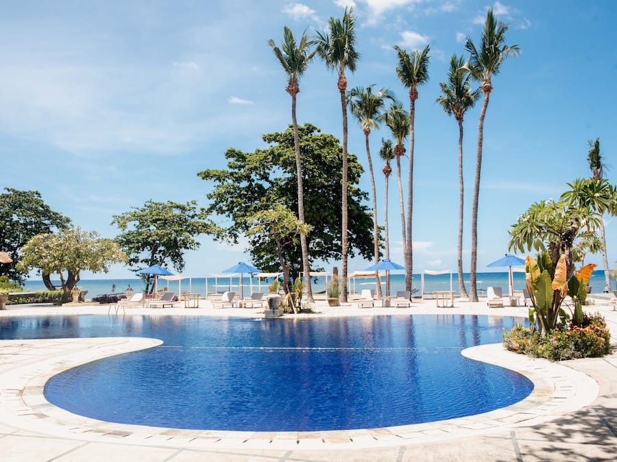 Piscina exterior, guarda-sóis