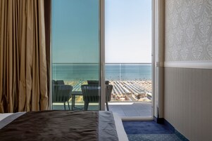 Roupa hipoalergénica, minibar, cofre no quarto, secretária 