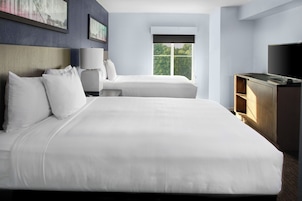 Roupas de cama premium, camas com colchões pillow-top, escrivaninha