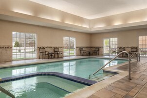 Piscina interna, espreguiçadeiras