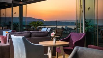 Pequenos-almoços servidos, cozinha grega, com vista para o oceano