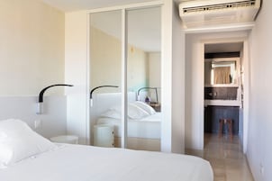 Quarto casal superior, vista para o mar | Roupas de cama antialérgicas, cofres nos quartos, escrivaninha
