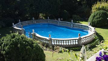 Piscina externa, espreguiçadeiras