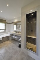Suite | Casa de banho | Artigos de higiene ecológicos, um secador de cabelo, roupões, chinelos 