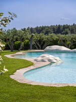 Piscina exterior, guarda-sóis, espreguiçadeiras 