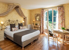 Quarto Triplo (Prestige) | Minibar, cofre no quarto, com decoração personalizada, secretária 