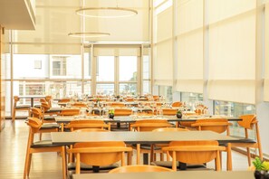2 restaurantes: opção de café da manhã, almoço e jantar