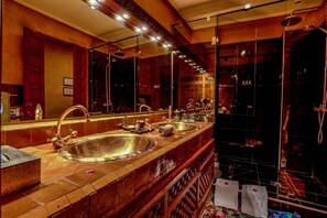 Quarto casal luxo | Banheiro | Produtos de toalete de grife, secador de cabelo, roupões de banho 