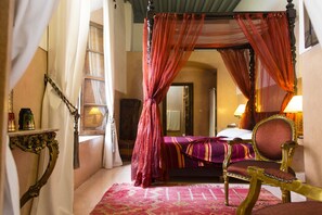 Quarto, vista para o pátio (Talilit) | Cortinas blackout, roupa de cama