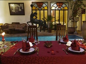 Serviço de café da manhã, culinária marroquina, vistas para a piscina 