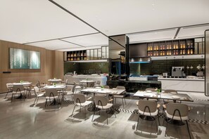 2 restaurantes: servem pequenos-almoços, almoços e jantares