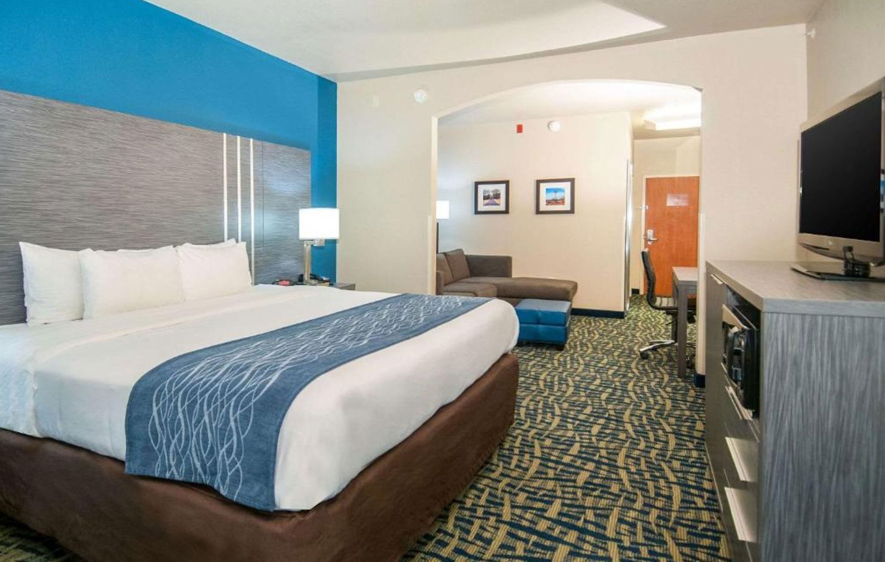 Secretária, cortinas/cortinados opacos, ferro/tábua de engomar 