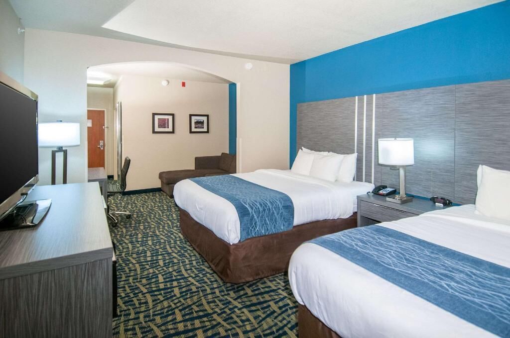 Secretária, cortinas/cortinados opacos, ferro/tábua de engomar 