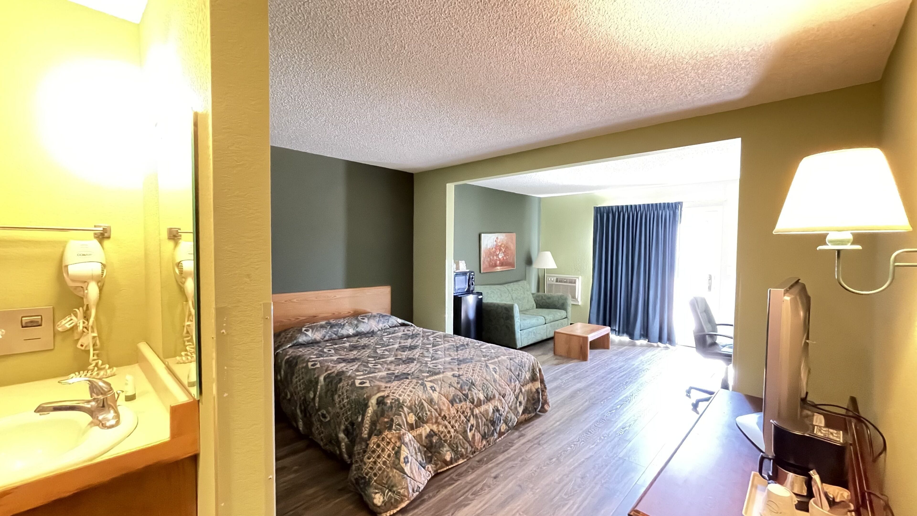 Quarto luxo, 1 cama Queen, varanda | Wi-Fi de cortesia, roupa de cama