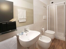 Artigos de higiene pessoal grátis, um secador de cabelo, um bidé 