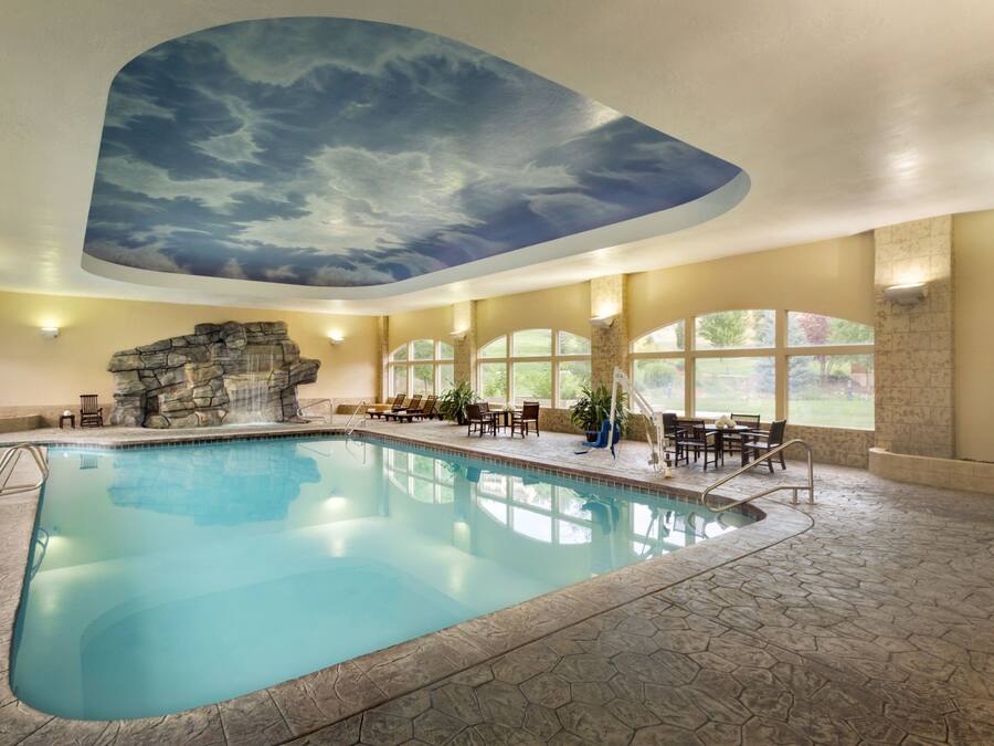 Piscina interior, piscina exterior, espreguiçadeiras