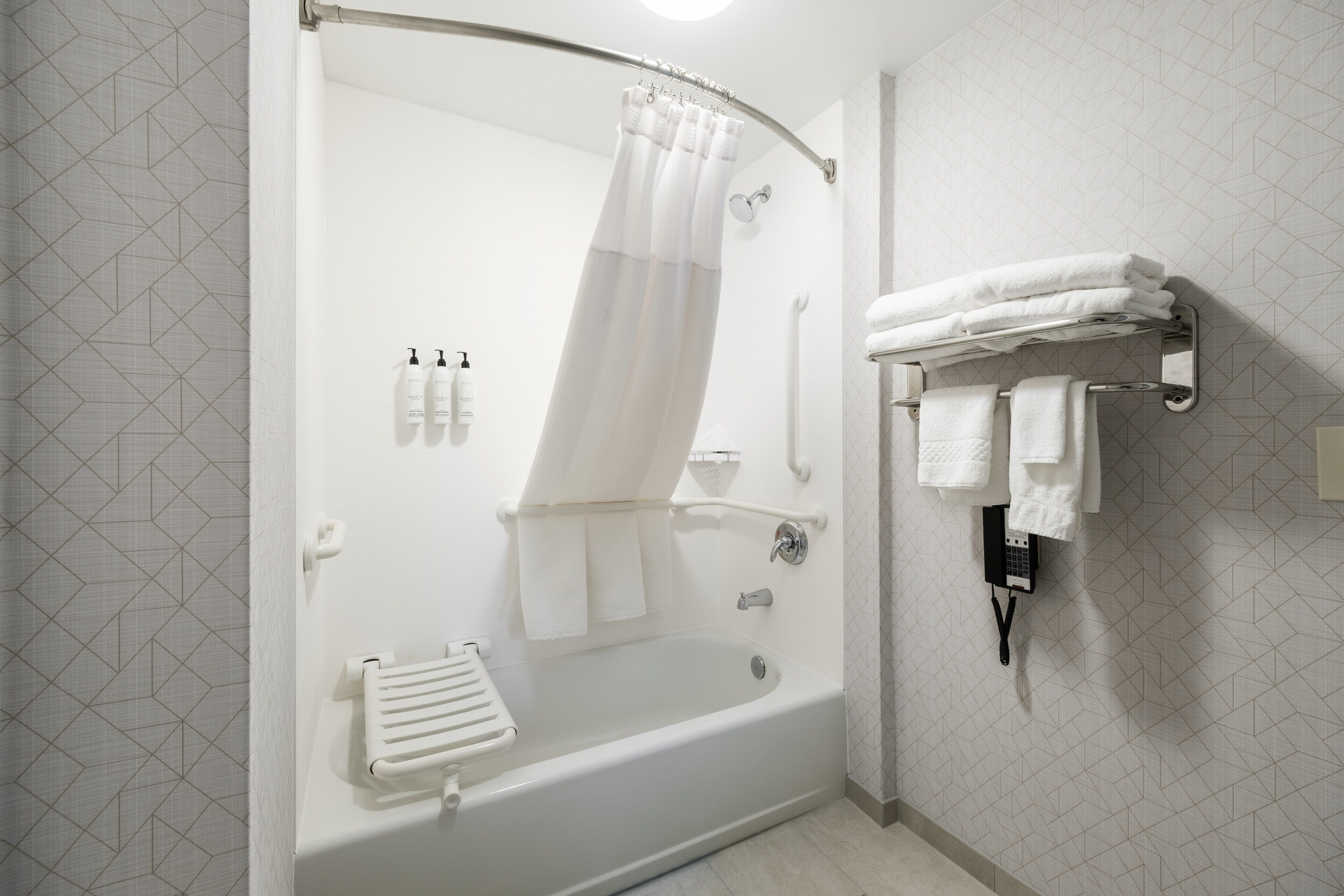 Estúdio, 1 cama king-size e sofá-cama (Mobility Accessible, Tub) | Roupa de alta qualidade, edredões de penas 