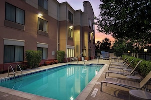 Piscina exterior, espreguiçadeiras