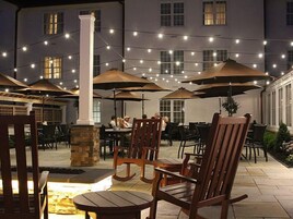 Almoço, jantar e brunch aos fins de semana; culinária local 