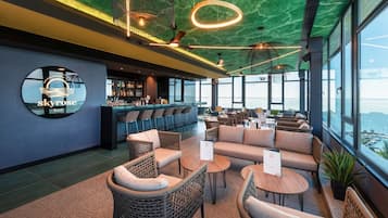 Este bar no terraço do hotel