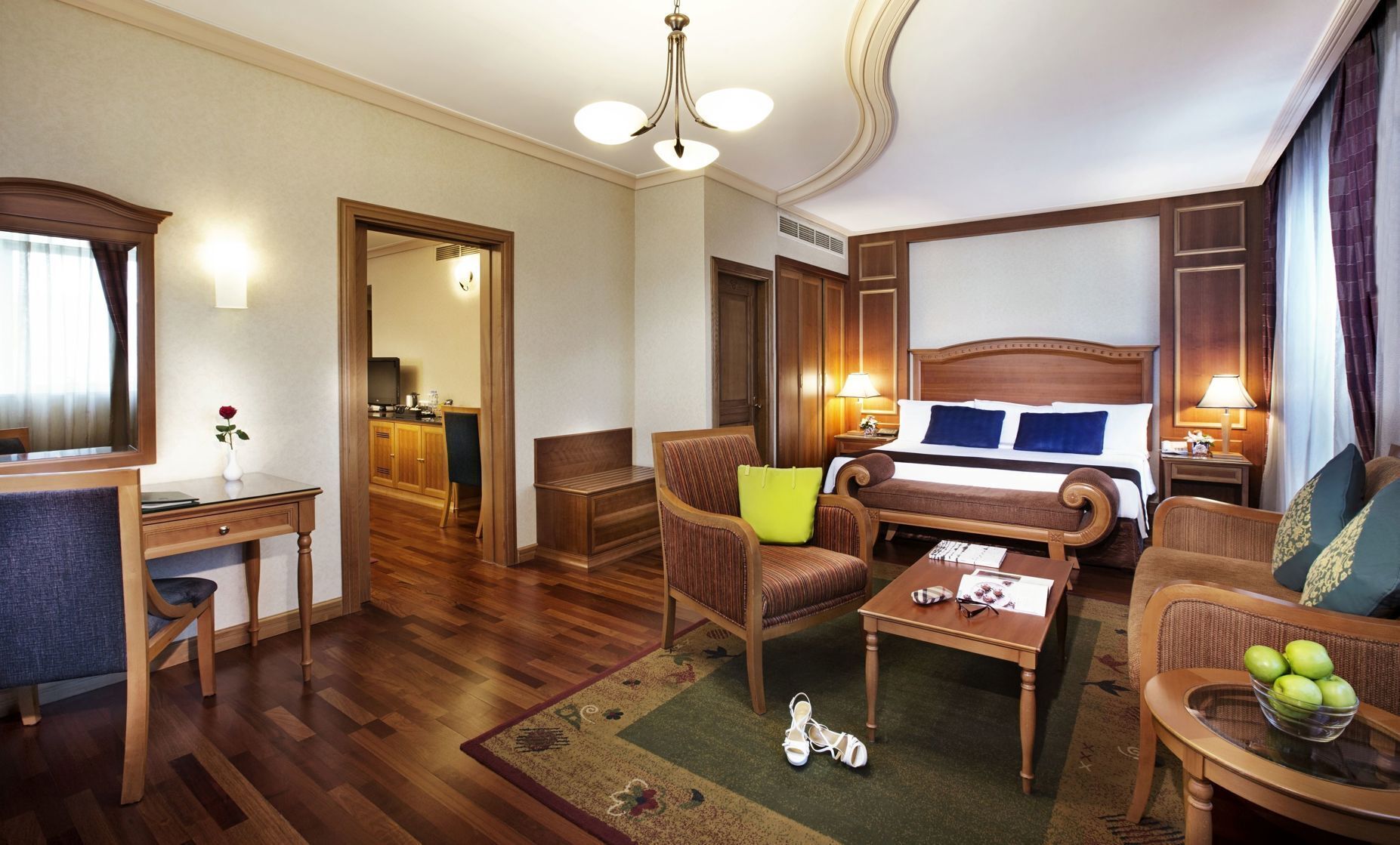 Roupa de alta qualidade, minibar, cofre no quarto, secretária 