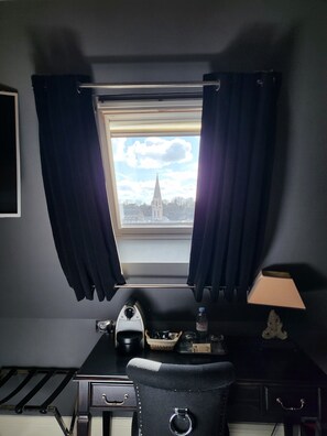 Quarto Duplo Premium | Roupa de alta qualidade, secretária, quartos insonorizados 