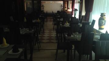 Pequeno-almoço tipo buffet diário mediante uma taxa