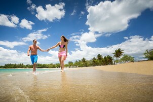 Na praia, voleibol de praia, bares na praia, caiaque 
