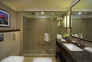 Suíte, 1 cama King, para não fumantes, banheira | Banheiro | Chuveiro com efeito de chuva, produtos de toalete grátis