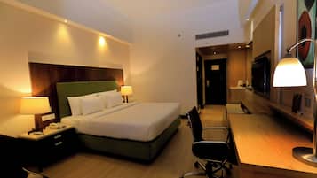 Quarto Superior, 1 cama king-size, fumadores | 1 quarto, minibar com produtos grátis, cofre no quarto, secretária