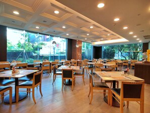 3 restaurantes, pequenos-almoços servidos 