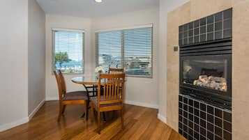Quarto, 1 cama King, vista parcial para o oceano (Upstairs) | Aquecimento