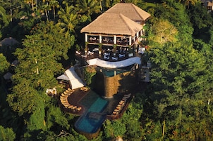 Piscina exterior, guarda-sóis, espreguiçadeiras