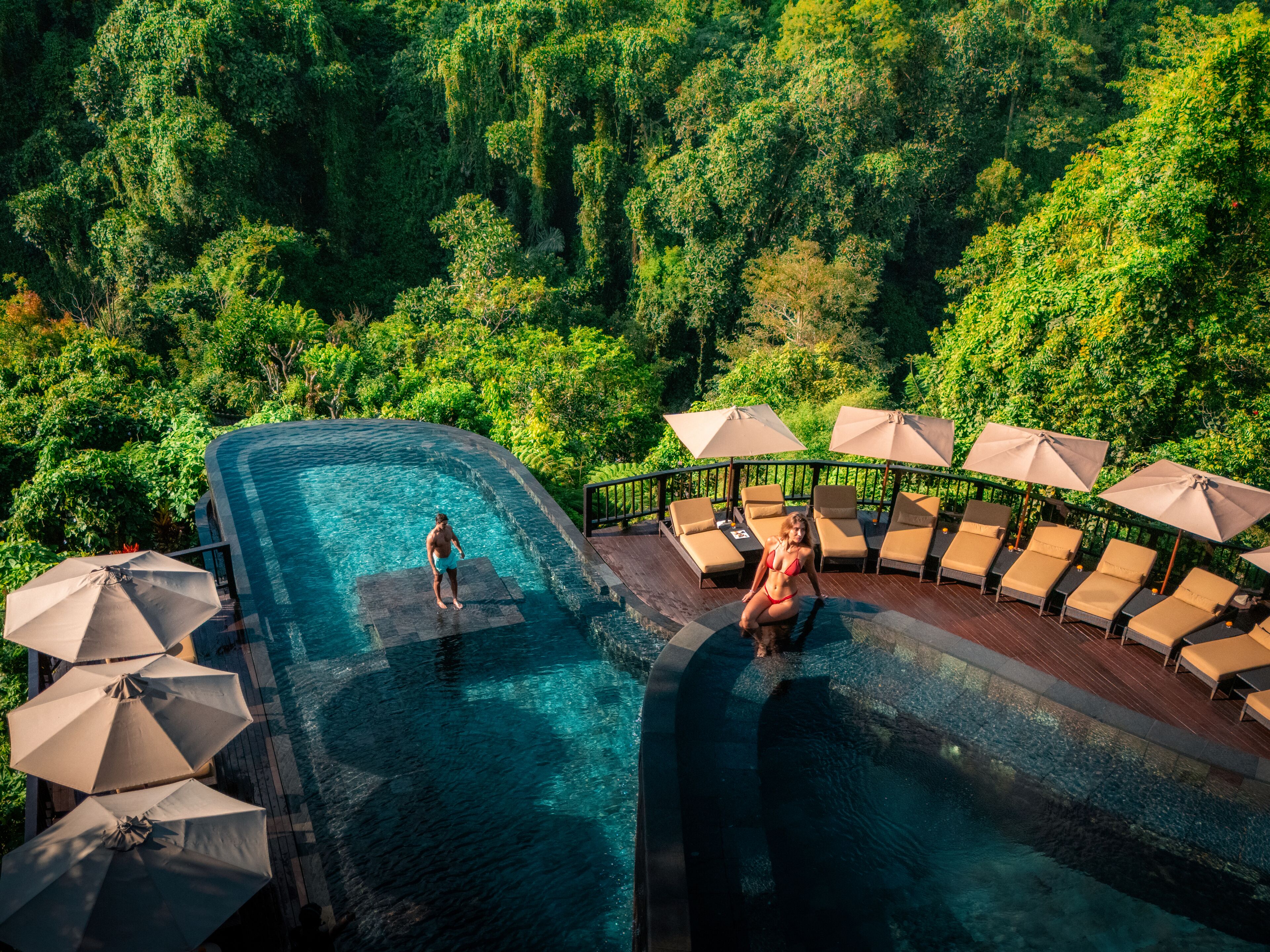 Piscina exterior, guarda-sóis, espreguiçadeiras 