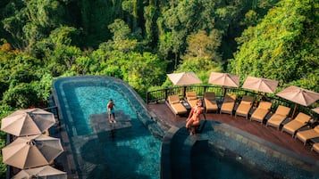 Piscina exterior, guarda-sóis, espreguiçadeiras