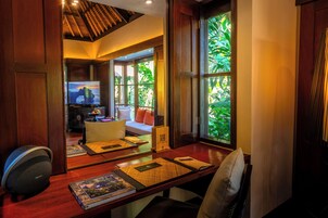 Roupa de alta qualidade, minibar, cofre no quarto, secretária