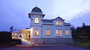 Fachada da propriedade à noite