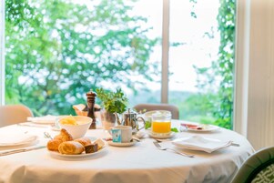 Pequeno-almoço tipo buffet aos fins de semana (16 EUR por pessoa) 