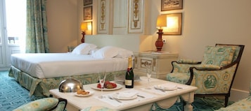 Cofre no quarto, secretária, cortinas/cortinados opacos 