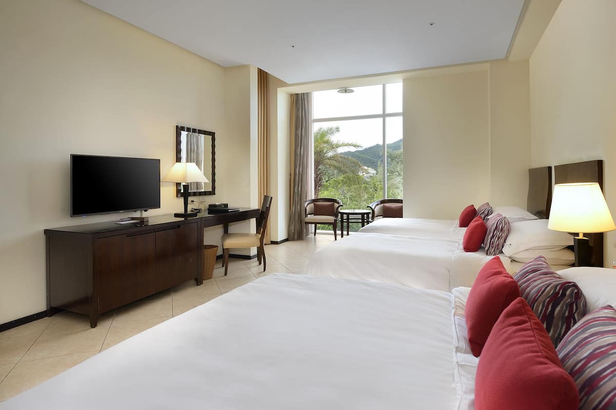 Quarto Familiar, vista para a montanha | Roupa de alta qualidade, camas de colchão Tempur-Pedic, minibar 